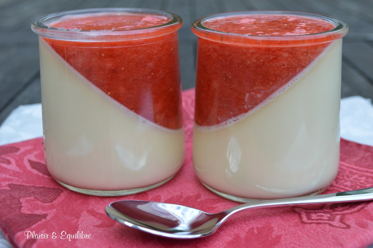 Panna cotta au chocolat blanc, coulis de fraises | Plaisir et Equilibre