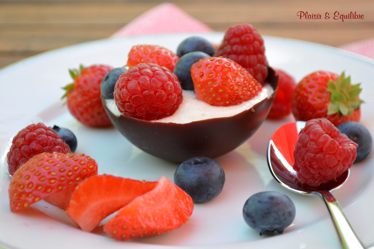 Mousse au fromage blanc et fruits rouges dans sa coque au chocolat ...